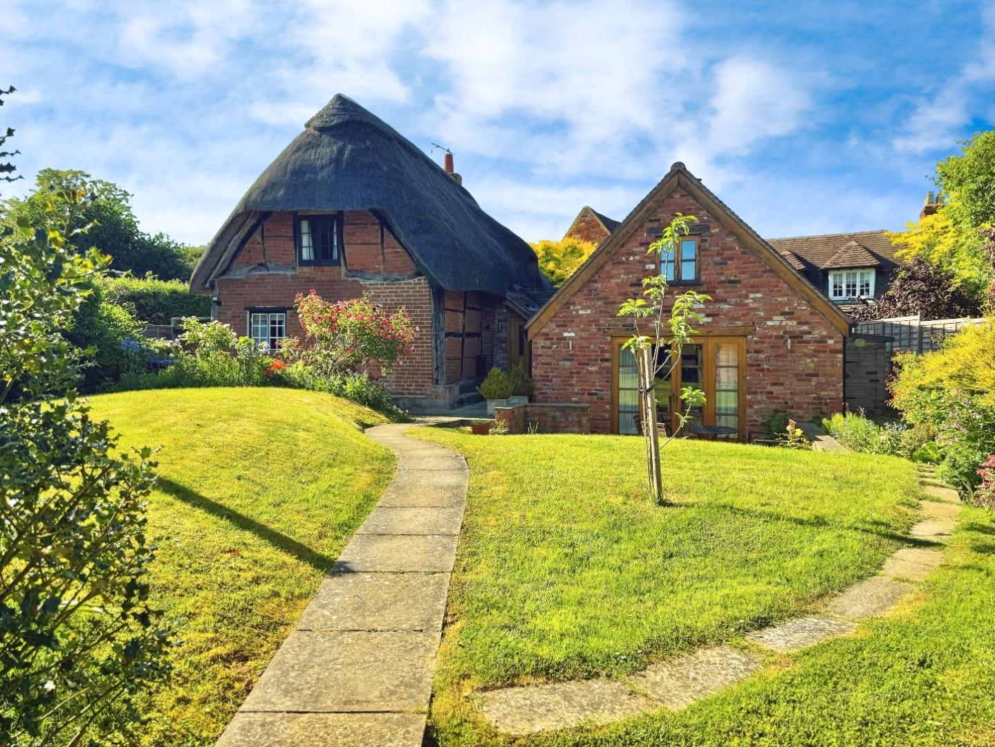 3 Bed, 2 Bath Property For Sale in Preston-on-Stour, CV37 8NG